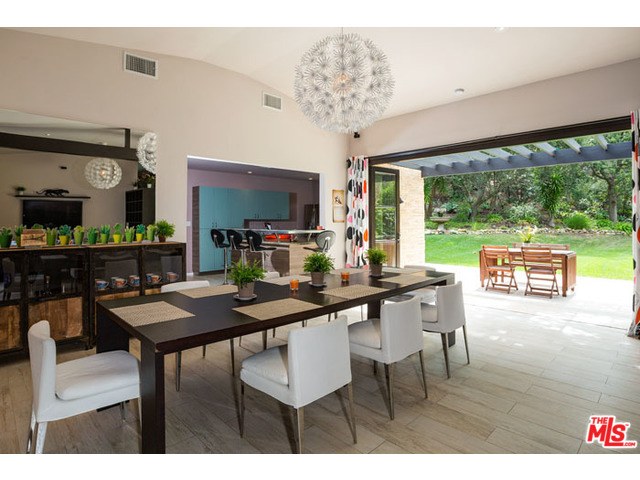 Miley Cyrus Celebrated “Malibu” By Buying This Mansion In Malibu - Galore