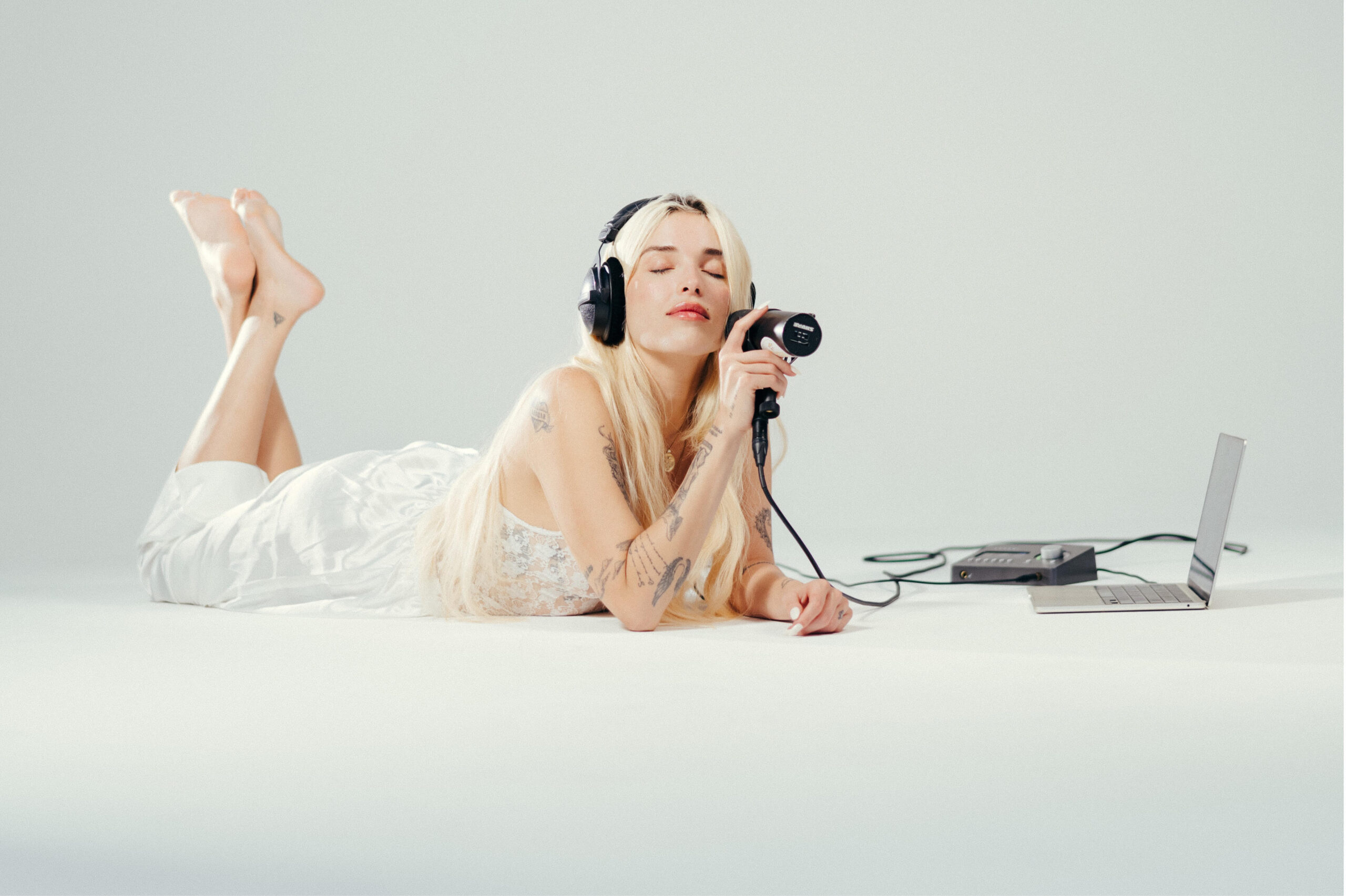 The Soul Behind the Song: Elena Rose and her new release "En Las Nubes con Mis Amigos" - Galore